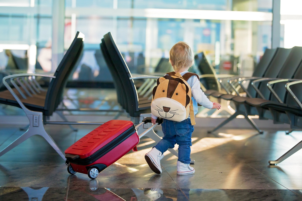 REGOLE PER VIAGGIARE IN AEREO CON BAMBINI E NEONATI